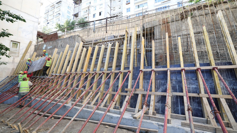 ნუცუბიძის I მ/რ-ის N5-6 კორპუსებთან დამცავი კედლის მოწყობა მიმდინარეობს